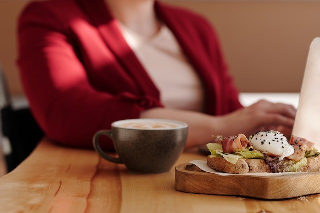 7 Mindful Eating Tips When You're in the Office