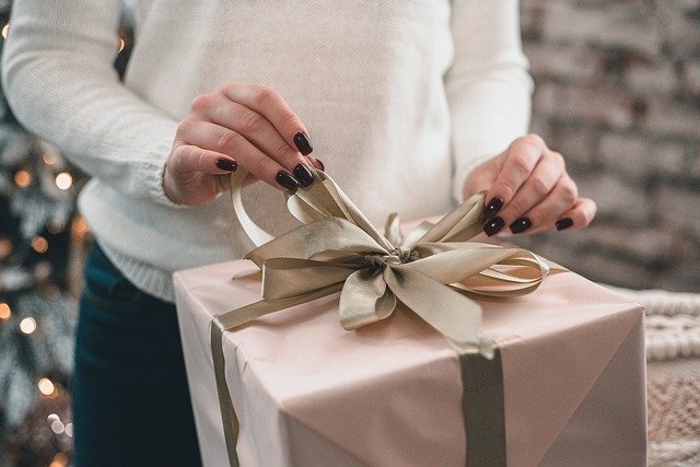 How to Choose a Gift for Someone You Don't Know Well